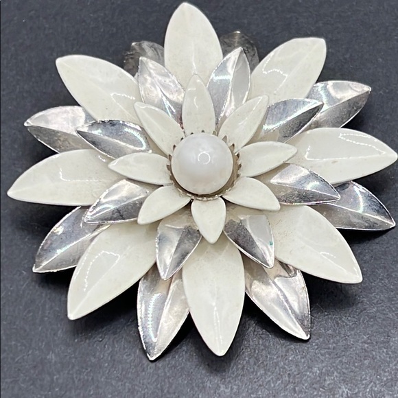 Sarah Coventry | Jewelry | Vintage Sarah Cov White Enamel Flower Brooch ...
